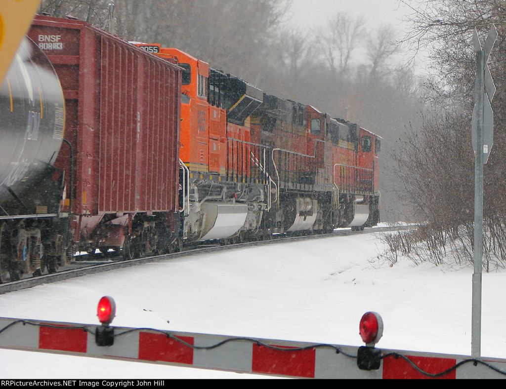 130411005 BNSF 8977-5606-9055+808183 Buffer Eastbound BNSF "1267" crude oil tank train at Crosby ...